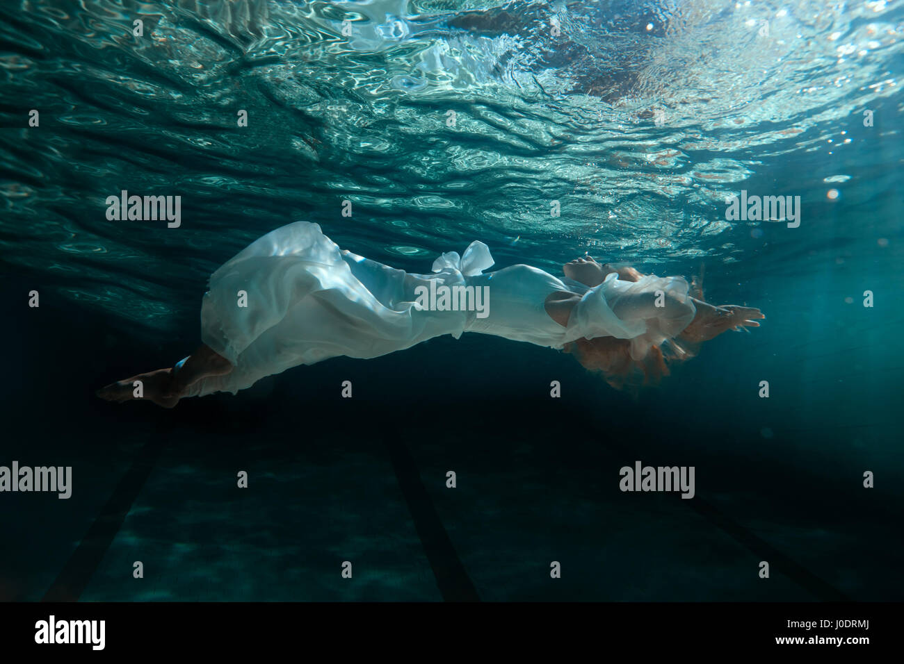 Drowning woman in swimming pool -Fotos und -Bildmaterial in hoher ...