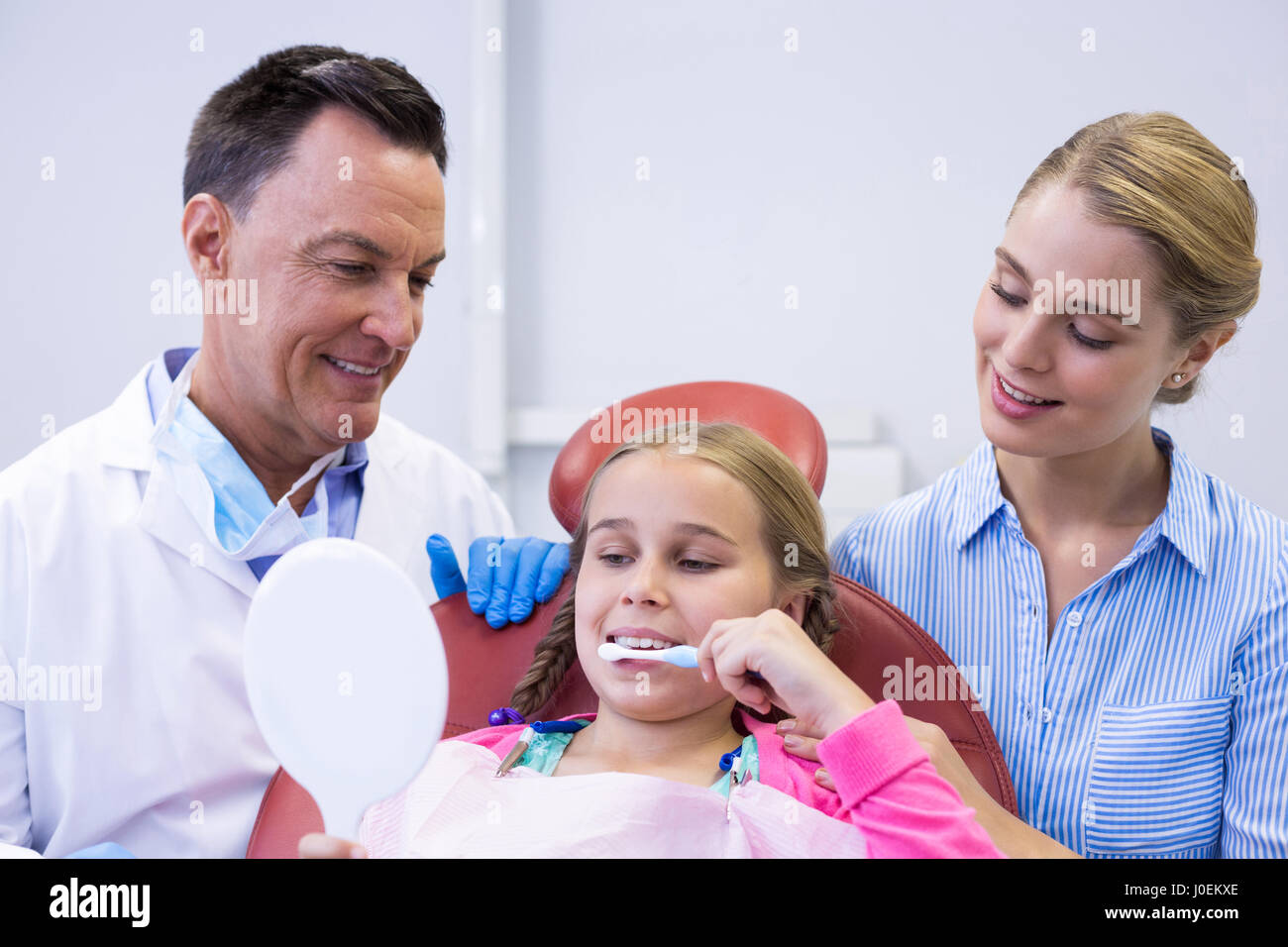 Unterstützung jungen Patient beim Zähneputzen in Zahnklinik Zahnarzt Stockfotografie - Alamy