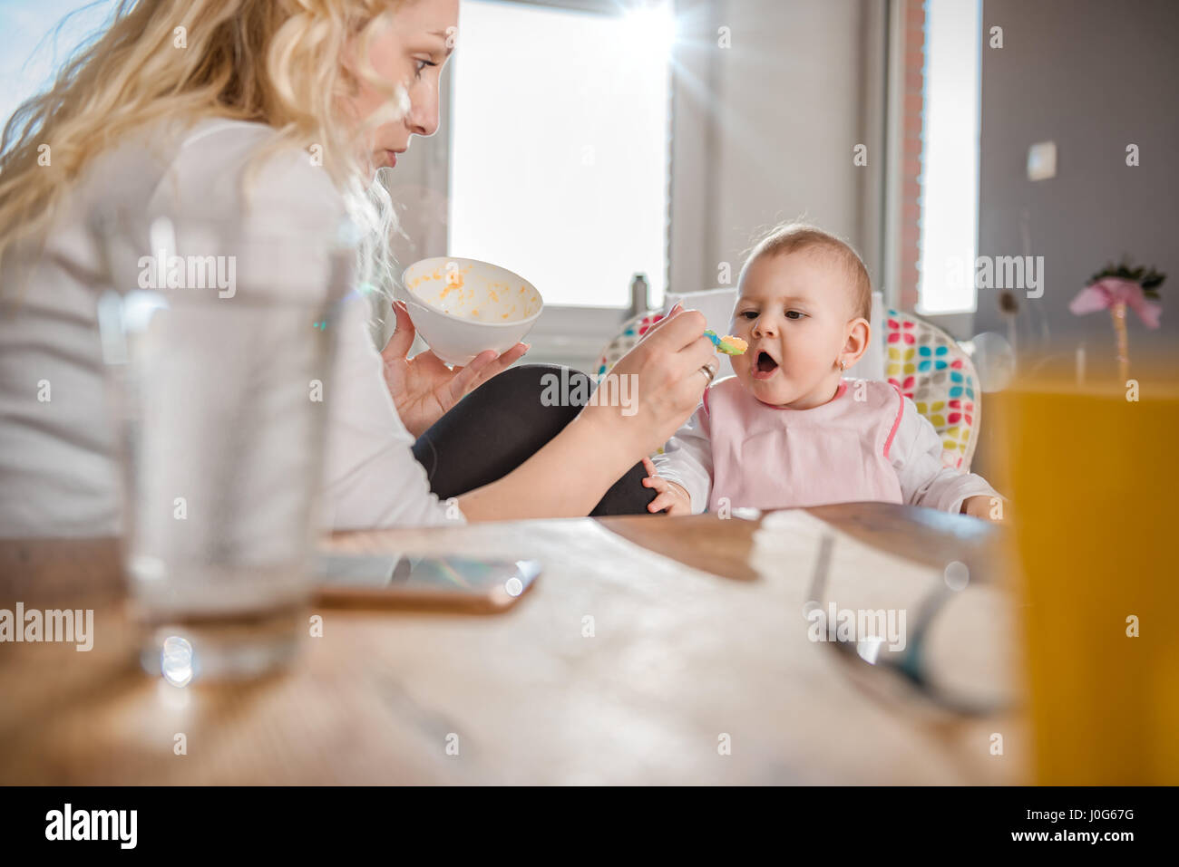 Mutter mit baby zu hause -Fotos und -Bildmaterial in hoher Auflösung ...
