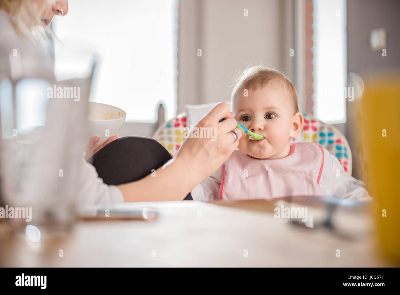 Baby eating -Fotos und -Bildmaterial in hoher Auflösung – Alamy