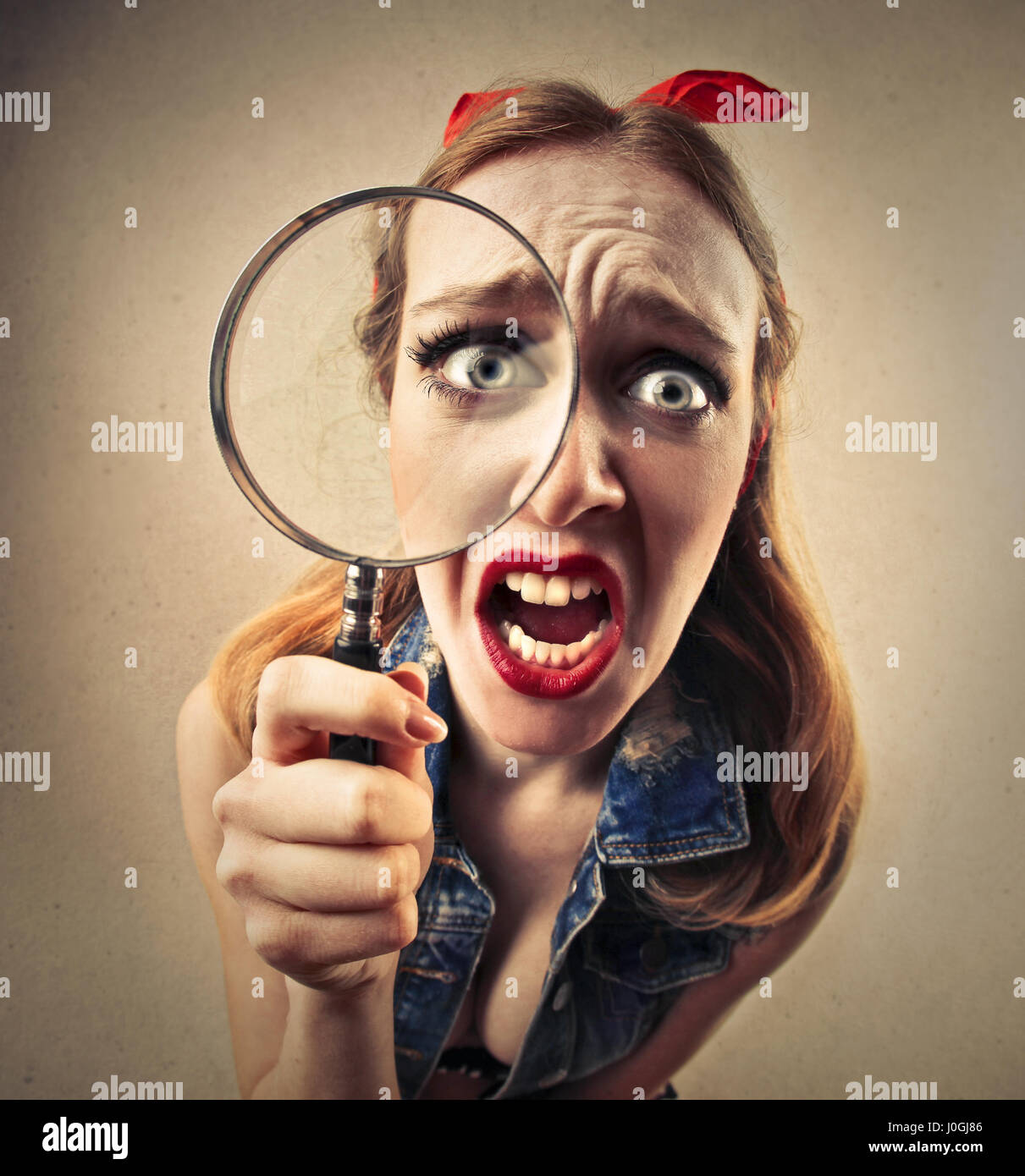 Pin-up-Frau mit Lupe Stockfotografie - Alamy