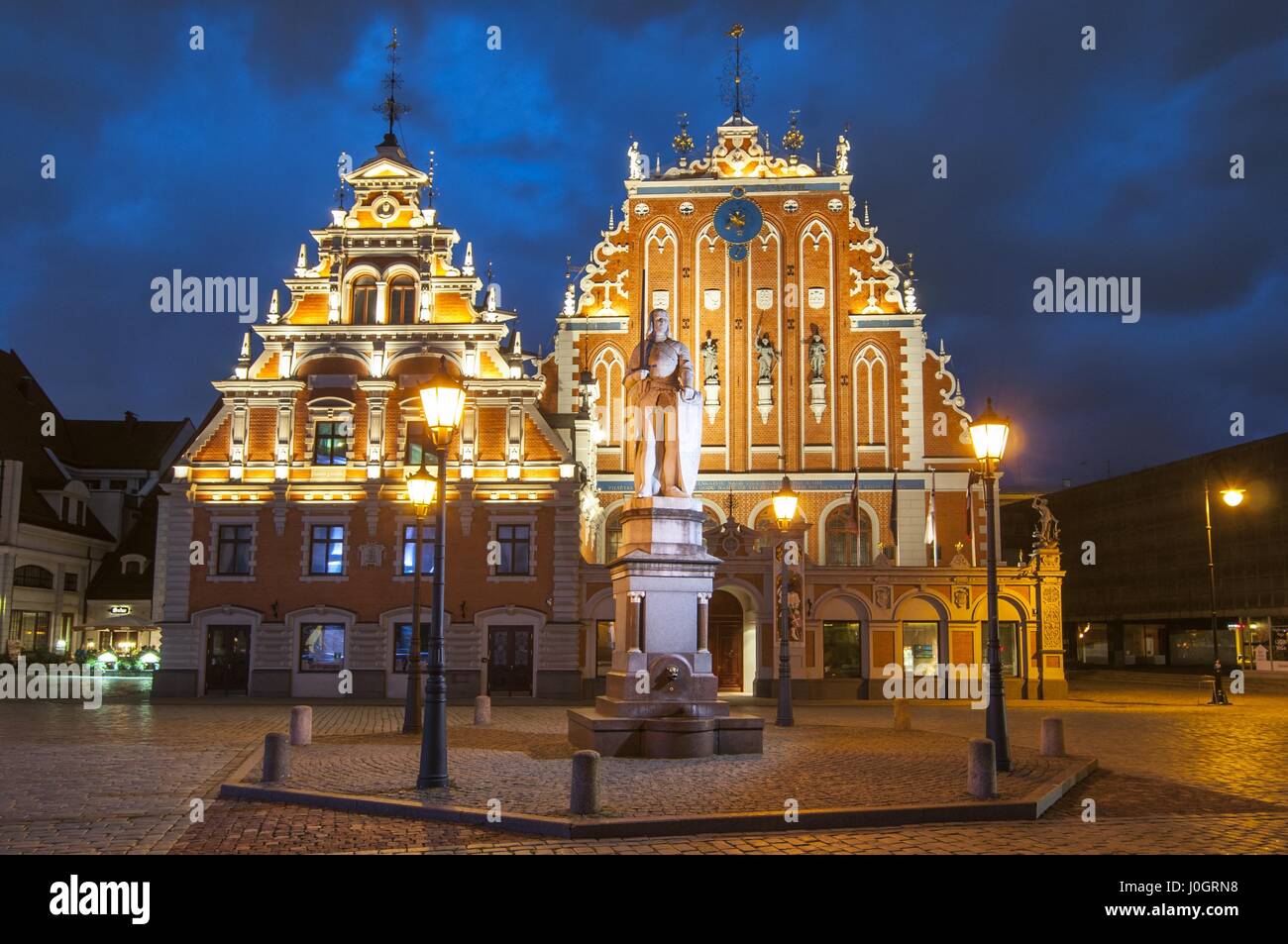 Rathausplatz mit dem Haus der Schwarzhäupter und Saint-Roland-Statue in ...