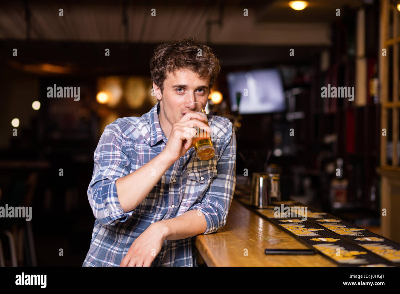 einziger Mann trinken Bier in Bar oder Kneipe Stockfotografie - Alamy