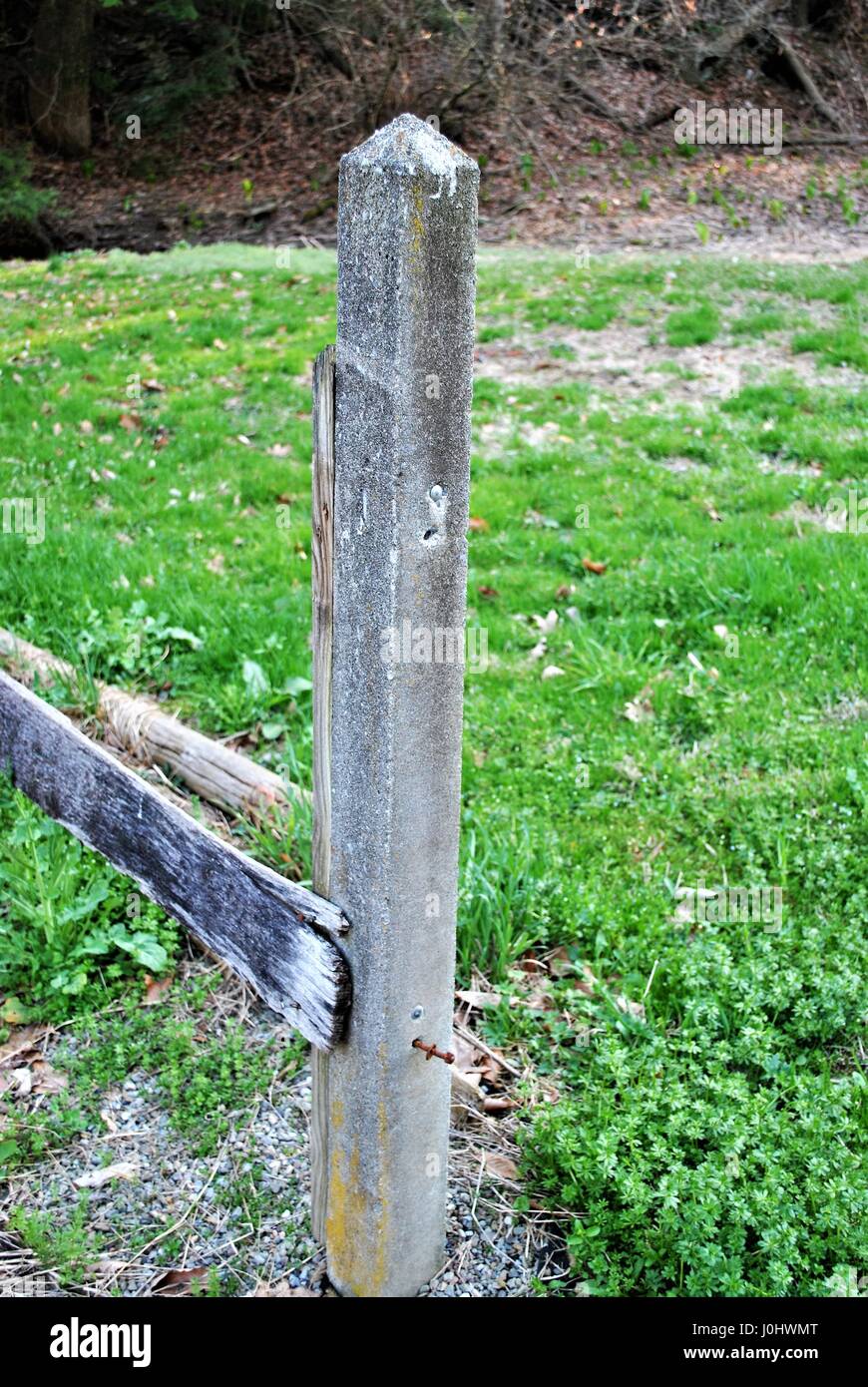 Alte betonzaunpfosten -Fotos und -Bildmaterial in hoher Auflösung – Alamy