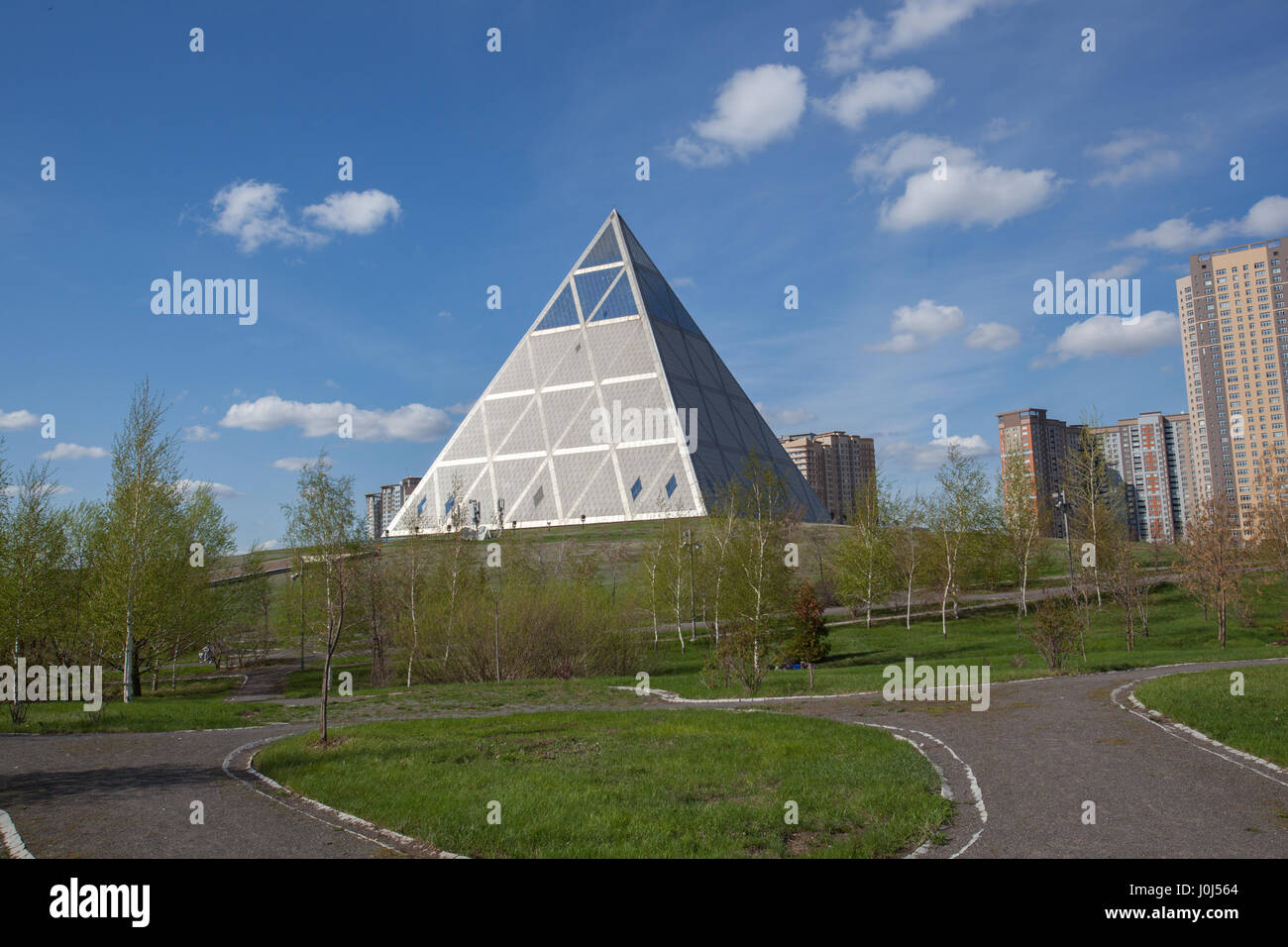Pyramide - Palast des Friedens und der Eintracht. An einem sonnigen Tag ...