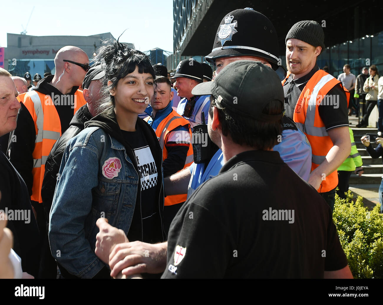 Saffiyah Khan (links) stellt English Defence League (EDL) Demonstrant ...