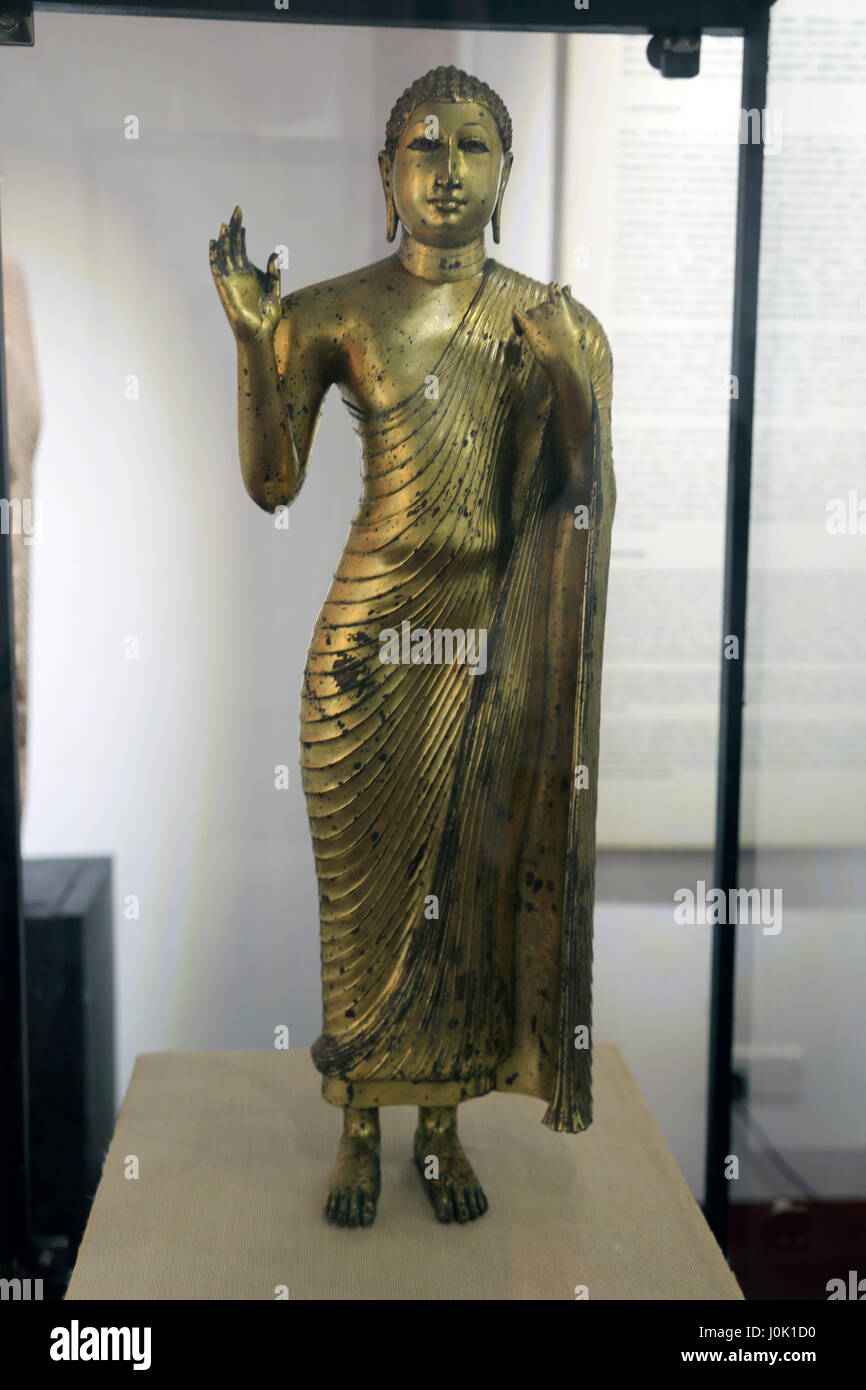 Colombo Sri Lanka National Museum Statue Bronze stehenden Buddha mit ...