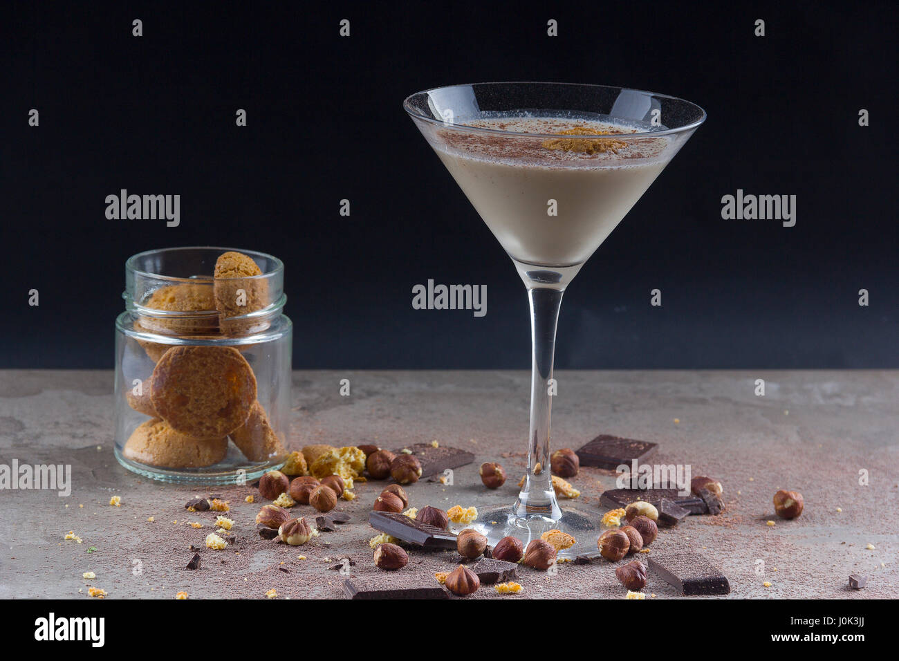 Dunkler rum -Fotos und -Bildmaterial in hoher Auflösung – Alamy