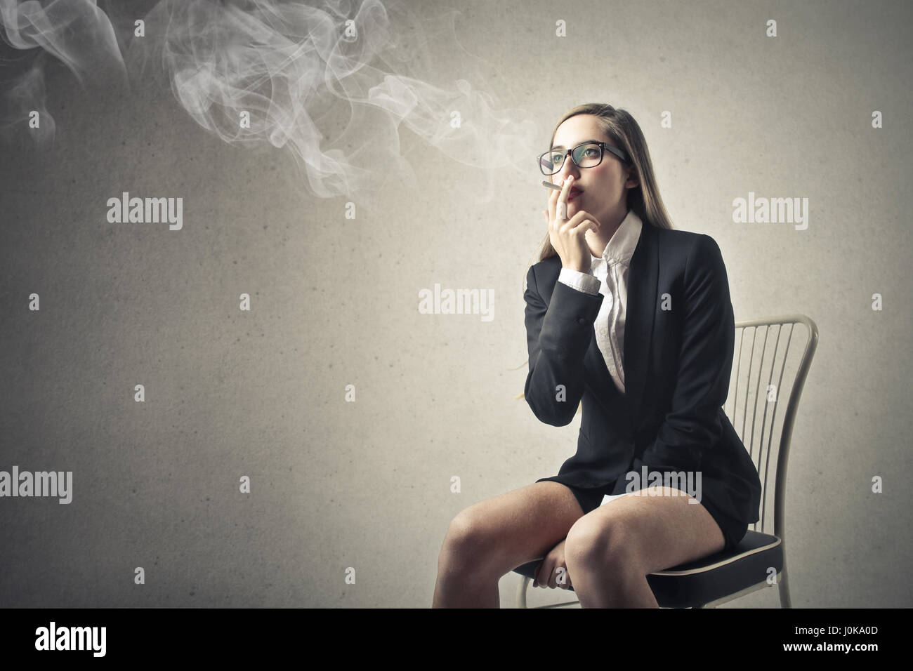 Blondes mädchen rauchen -Fotos und -Bildmaterial in hoher Auflösung – Alamy