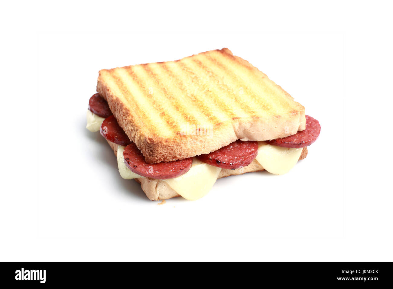 Türkische toast mit "Sucuk und Käse" auf weißem Hintergrund ...