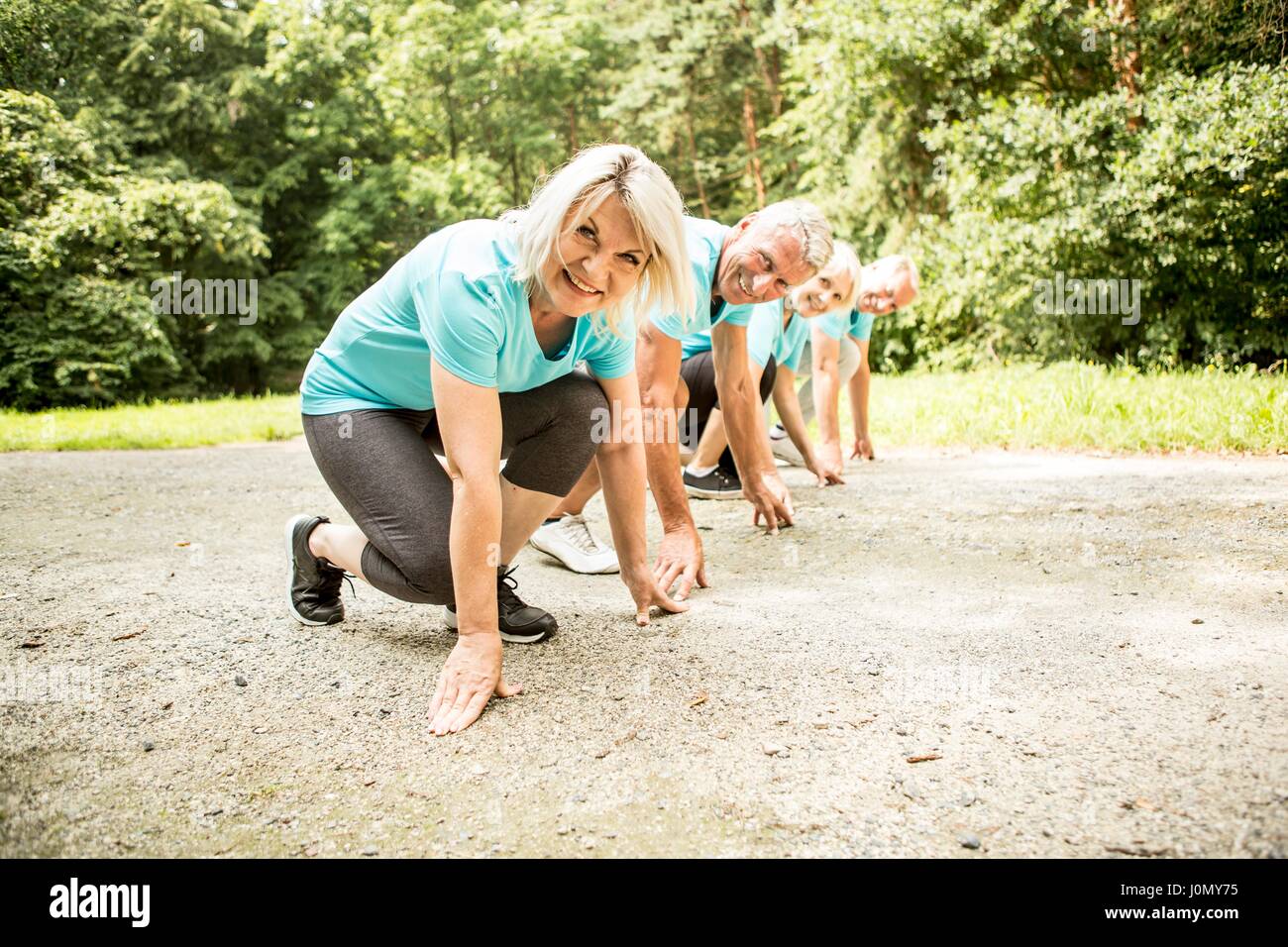 Menschen beginnen rennen -Fotos und -Bildmaterial in hoher Auflösung ...