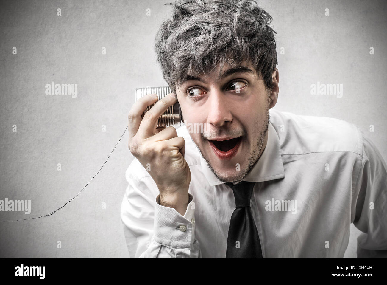 Neugierig mann -Fotos und -Bildmaterial in hoher Auflösung – Alamy