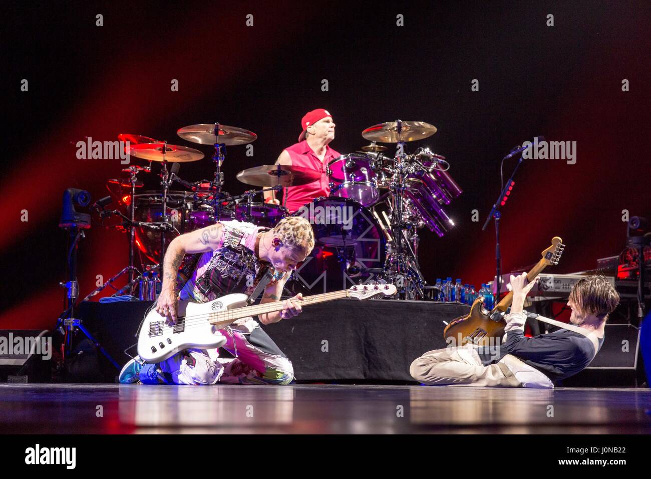 Floh michael balzary und josh klinghoffer -Fotos und -Bildmaterial in hoher Auflösung – Alamy