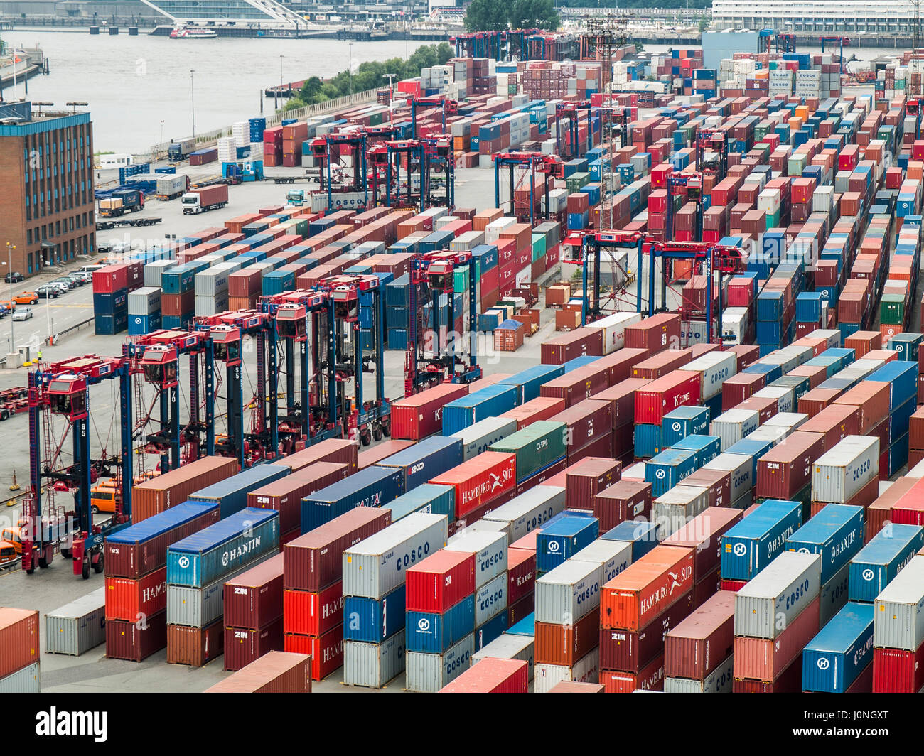 Straddle carrier container terminal -Fotos und -Bildmaterial in hoher ...