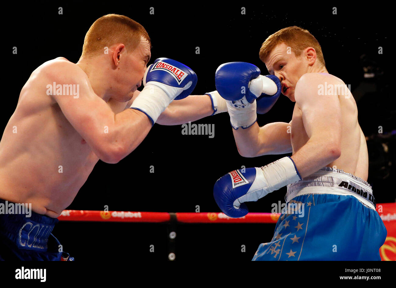 Charlie Flynn und Ryan Collins in der vakanten Celtic Lightweight ...