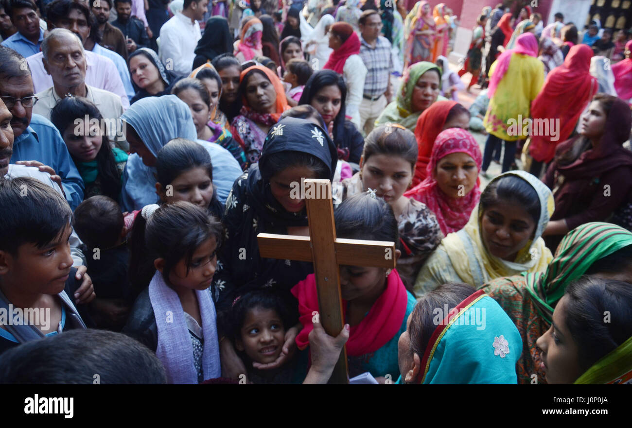 Lahore, Pakistan. 15. April 2017. Pakistanische christlichen Gläubigen besuchen die Messe ...