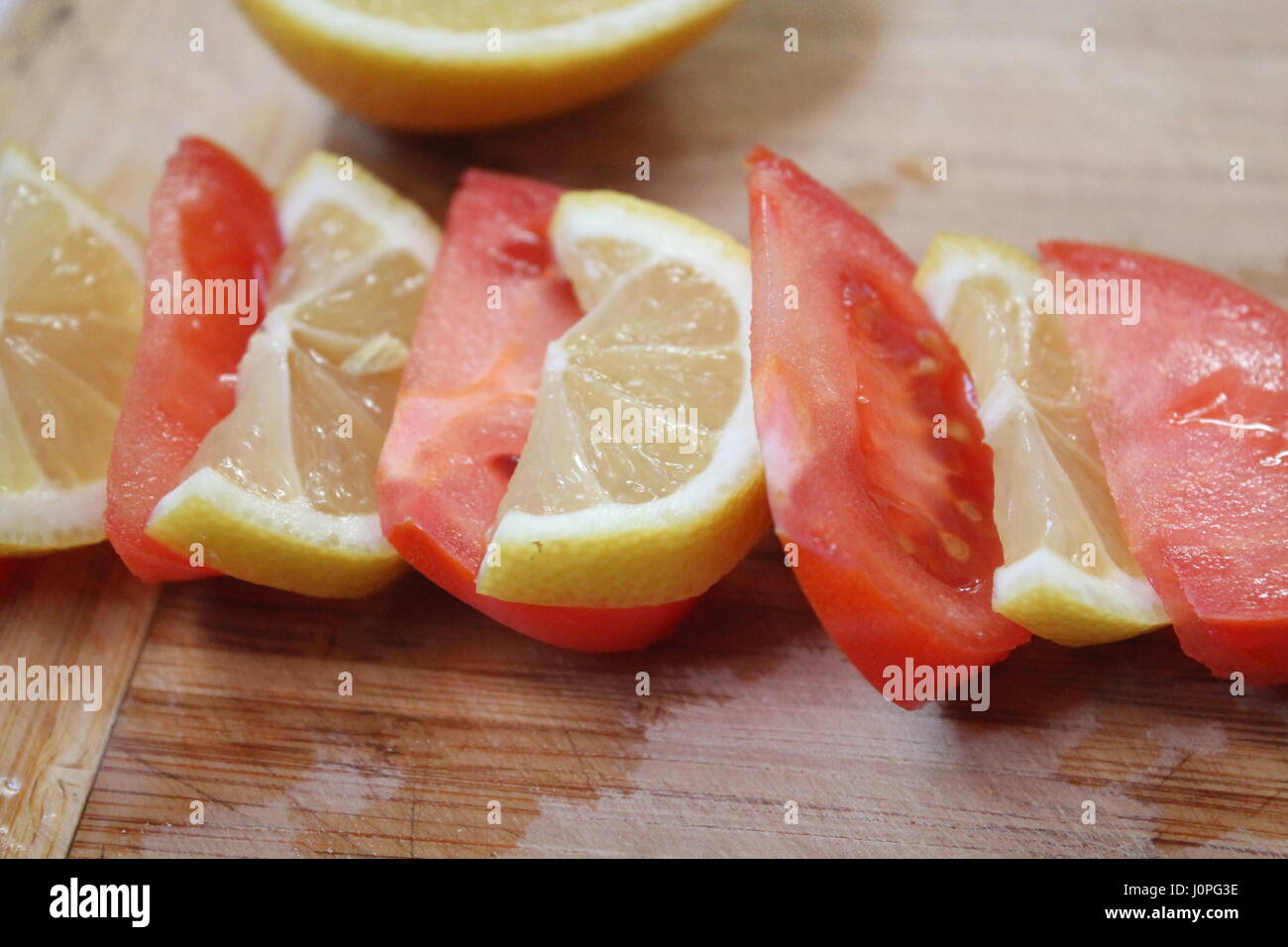 Reife rote Tomate schneiden auf Scheiben und saftige Gelbe Zitrone ...