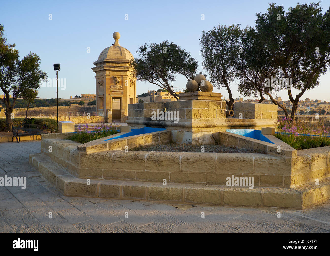 Malteserkreuz am aussichtsturm -Fotos und -Bildmaterial in hoher ...