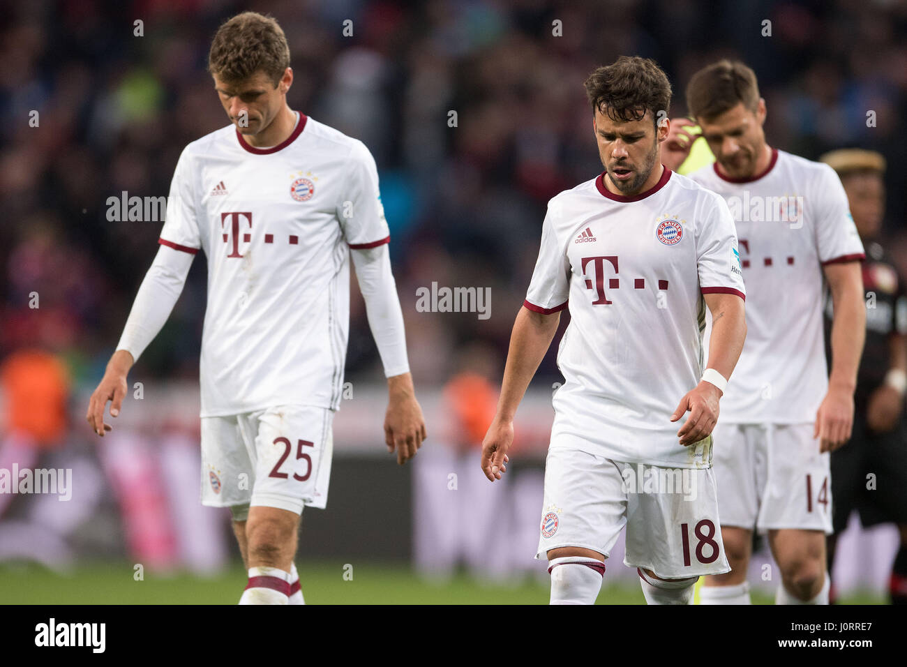 Leverkusen, Deutschland. 15. April 2017. Der Münchner Thomas Müller (L ...