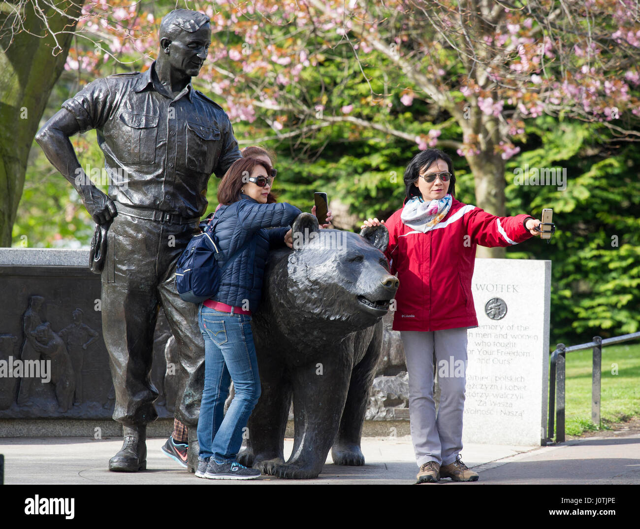 Wojtek statue -Fotos und -Bildmaterial in hoher Auflösung – Alamy