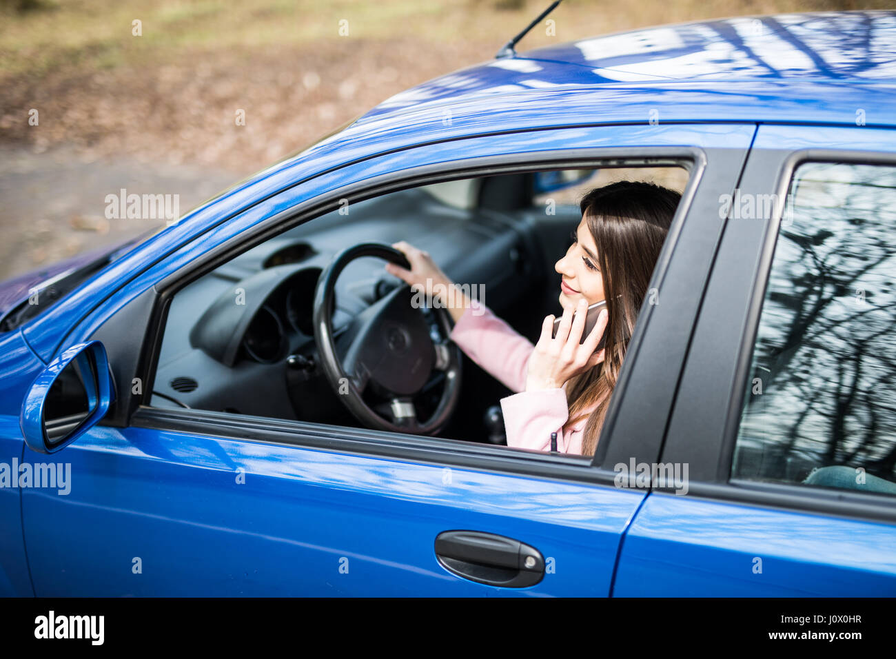 Woman multitasking while driving -Fotos und -Bildmaterial in hoher ...