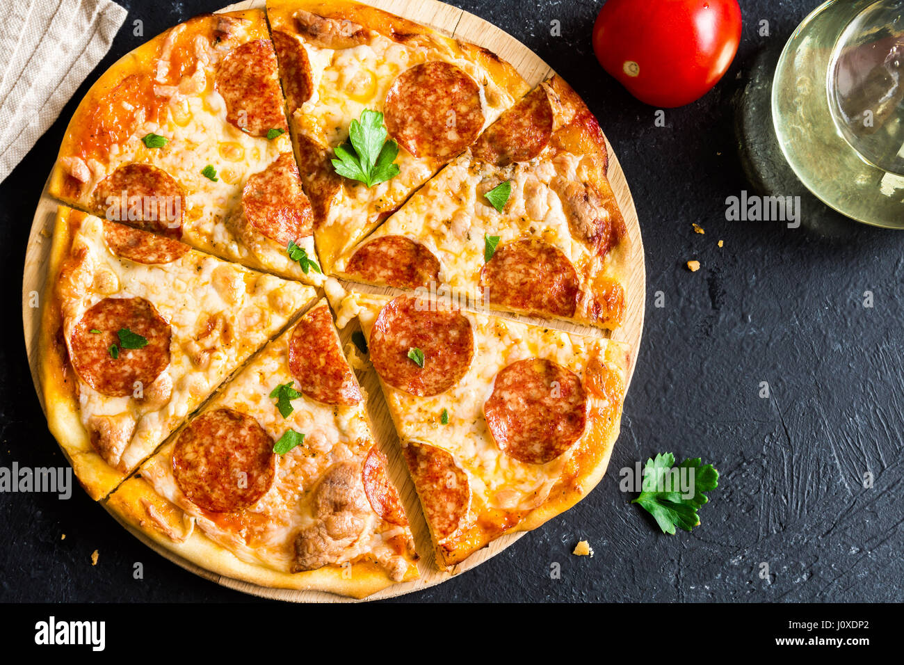 Peperoni-Pizza - frische hausgemachte Pizza mit Salami, Käse und ...