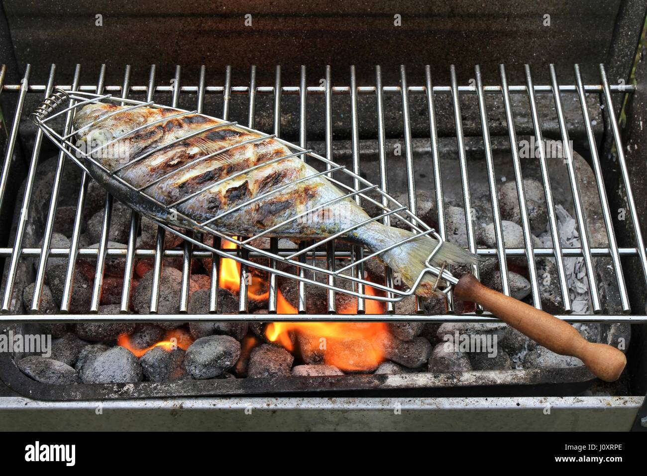 aus Goldbrasse in Korb Fisch auf Holzkohle Grill Stockfotografie - Alamy