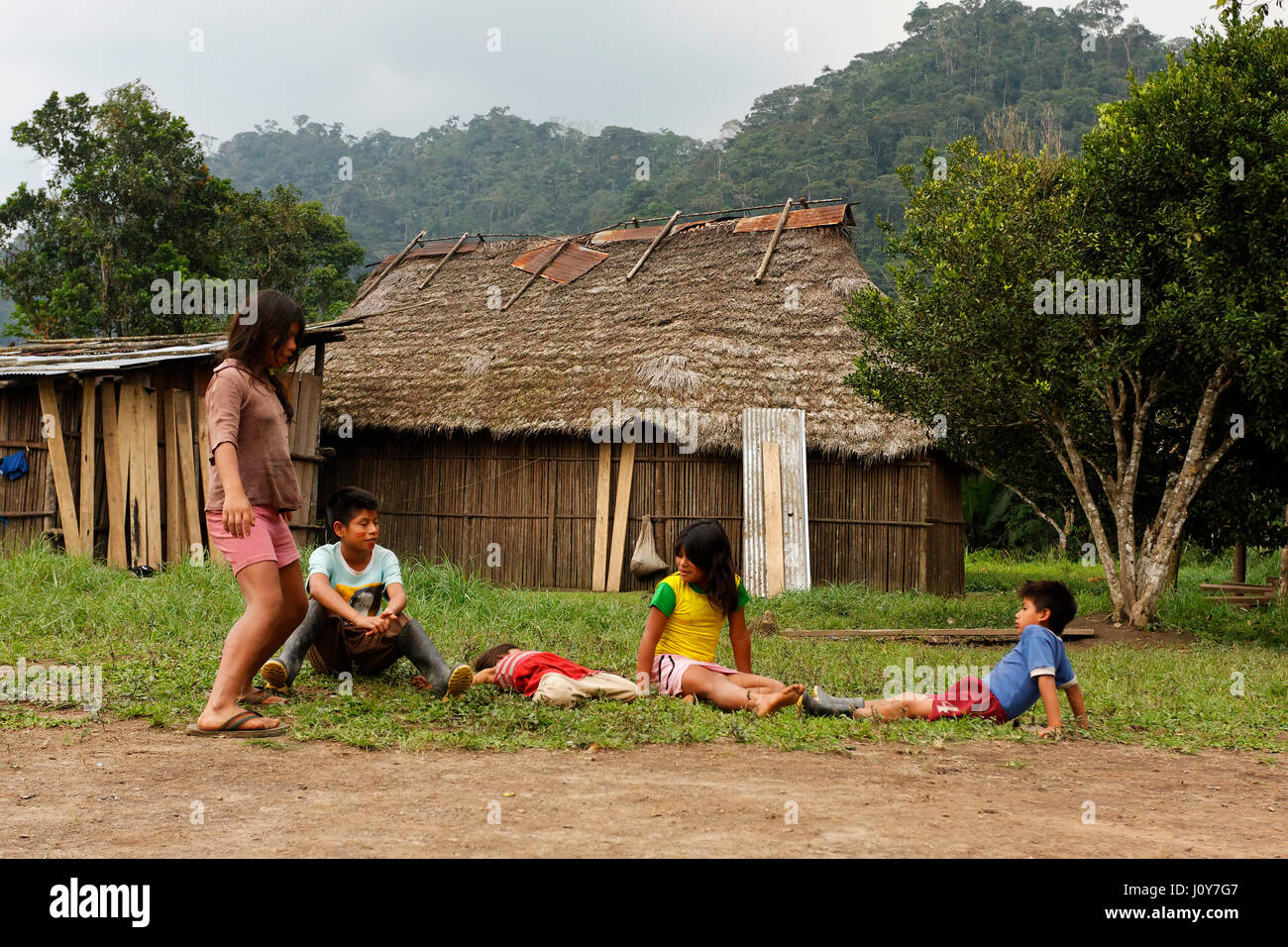 Kinder im indischen Dorf im Amazonas Regenwald, Ecuador Stockfotografie ...