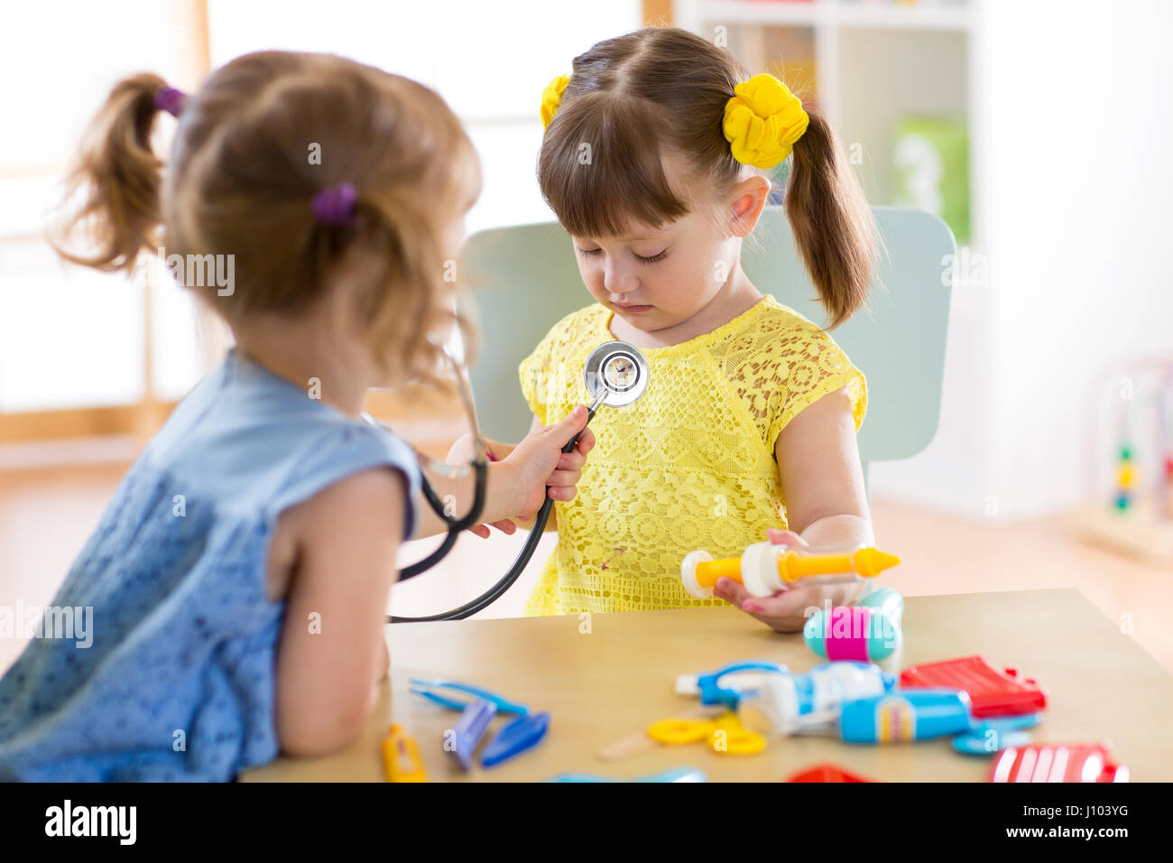 Zwei süße Kinder spielen Arzt- und Spitalwahl mit Stethoskop. Freunde ...