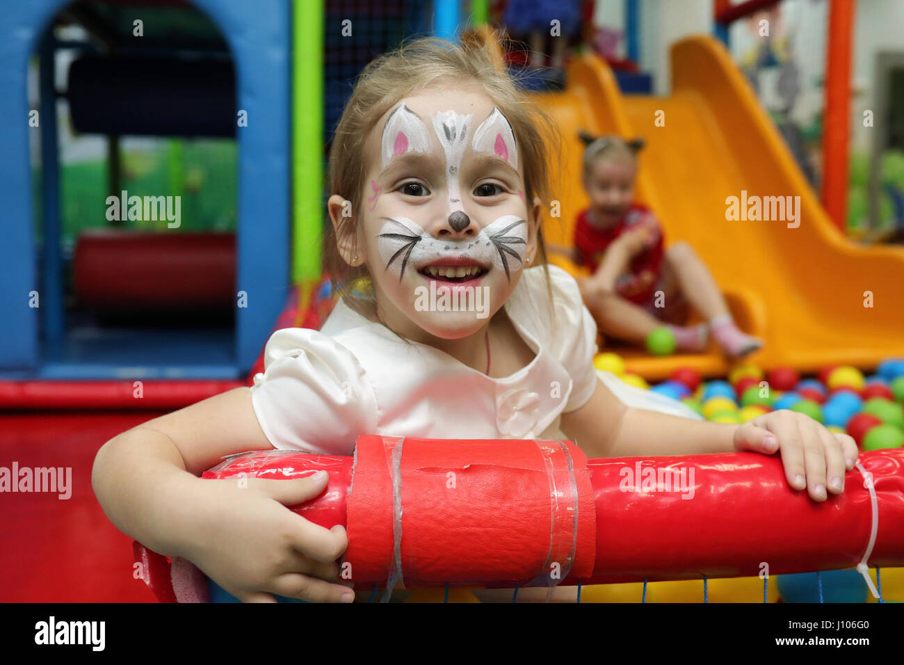 Kinder Spielen Am Spielplatz Stockfotos und -bilder Kaufen - Alamy