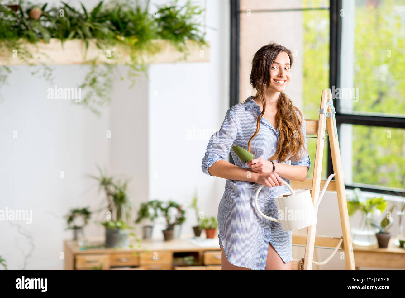 Frau auf der Leiter im Orangerie Stockfotografie - Alamy