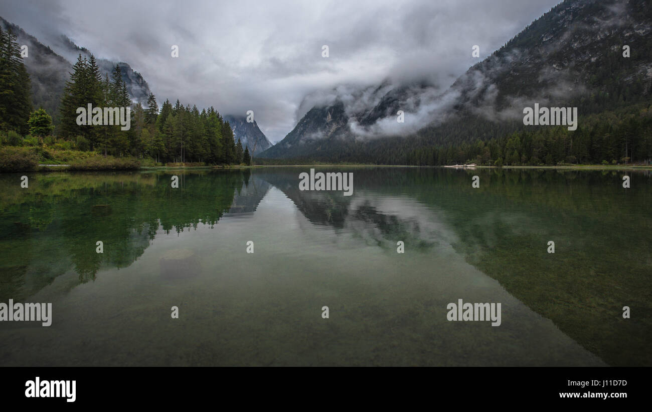 Wandern in den Dolomiten. In der Nähe von Lago di Dobbiaco, Lago di ...