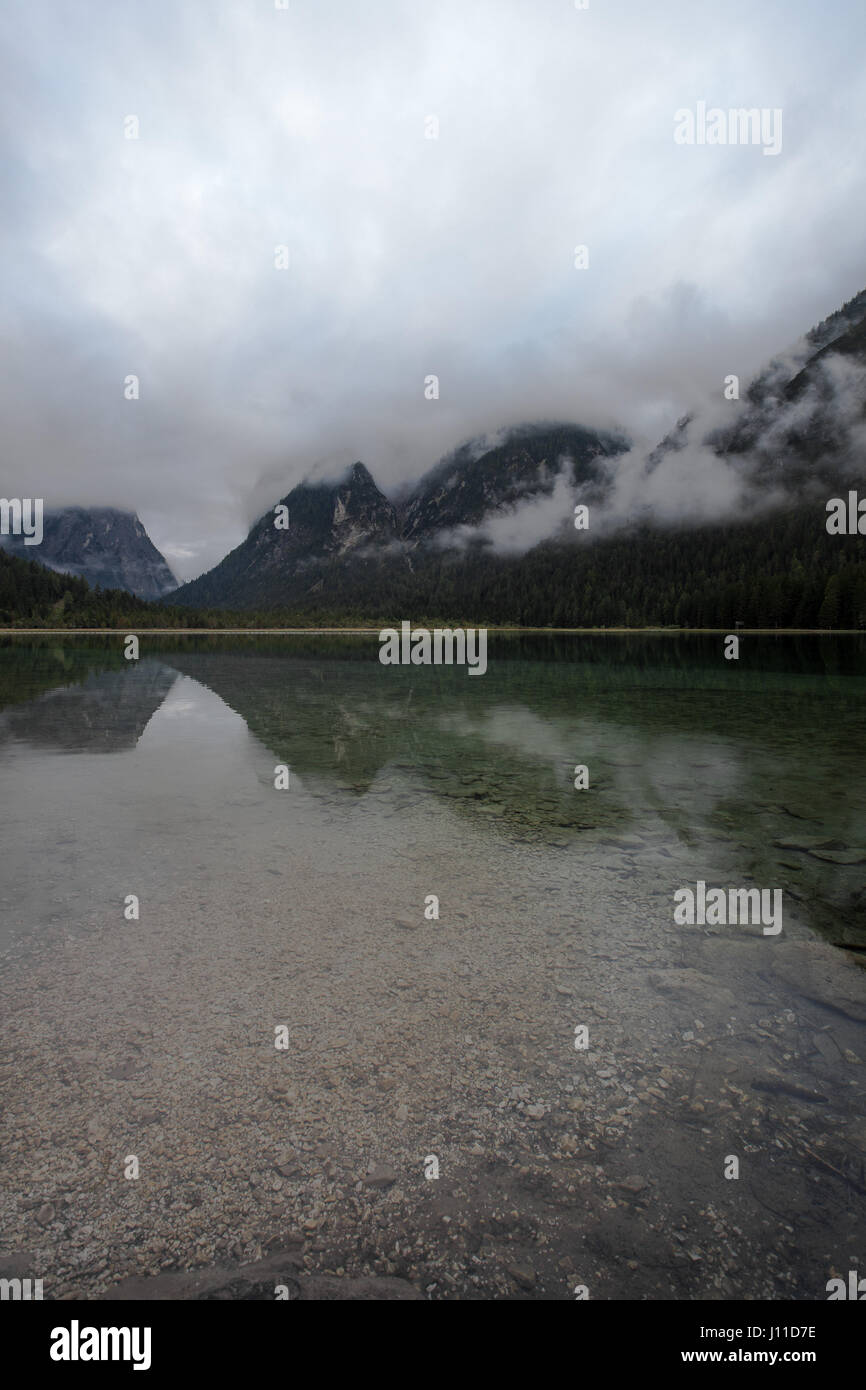 Wandern in den Dolomiten. In der Nähe von Lago di Dobbiaco, Lago di ...