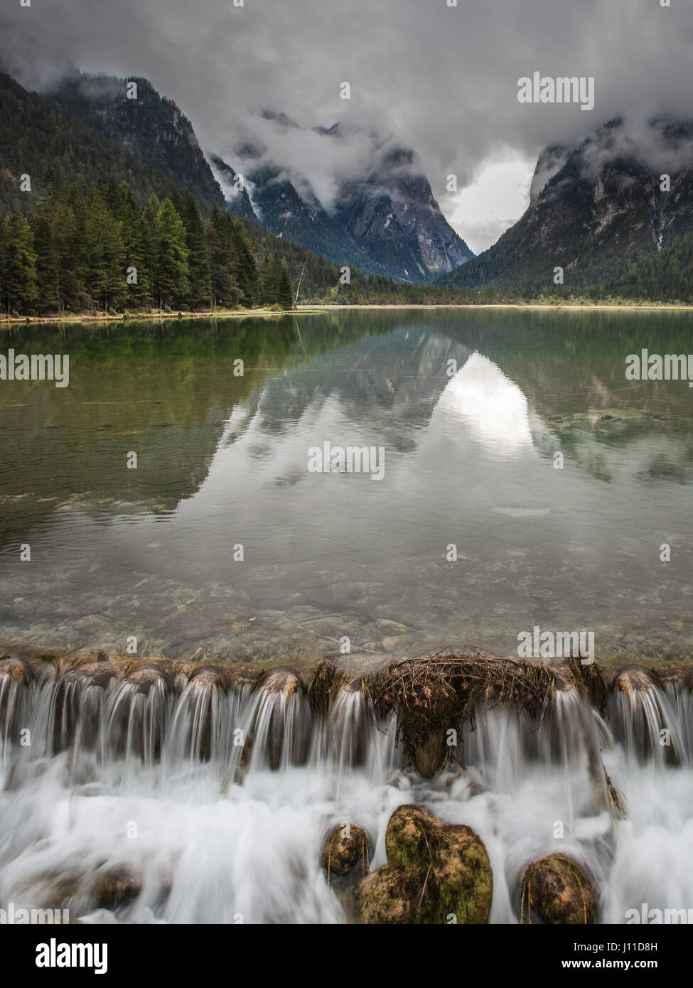 Wandern in den Dolomiten. In der Nähe von Lago di Dobbiaco, Lago di ...