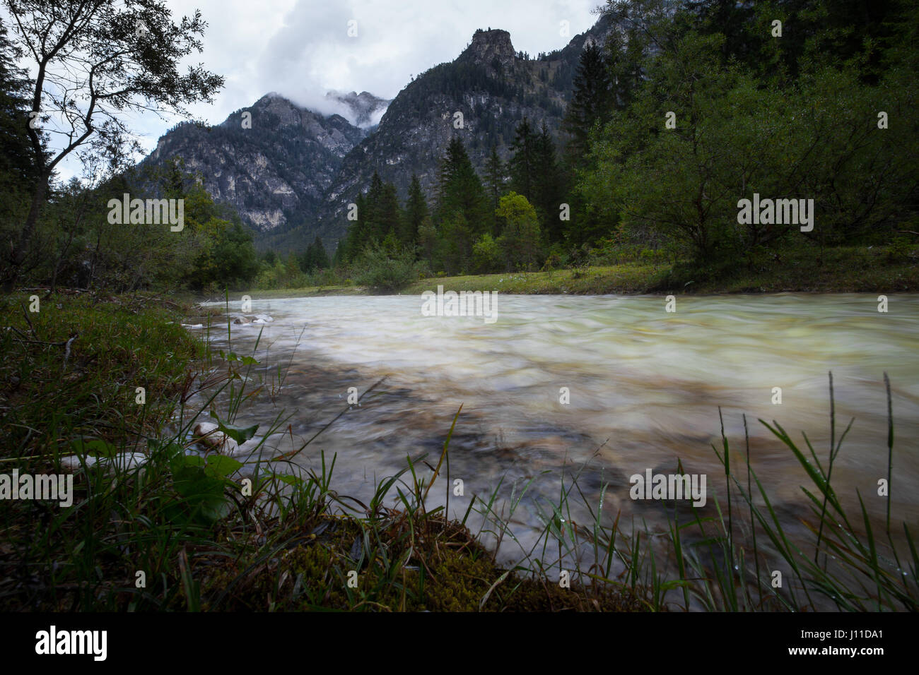 Wandern in den Dolomiten. In der Nähe von Lago di Dobbiaco, Lago di ...