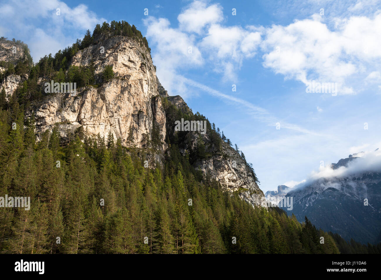 Wandern in den Dolomiten. In der Nähe von Lago di Dobbiaco, Lago di ...