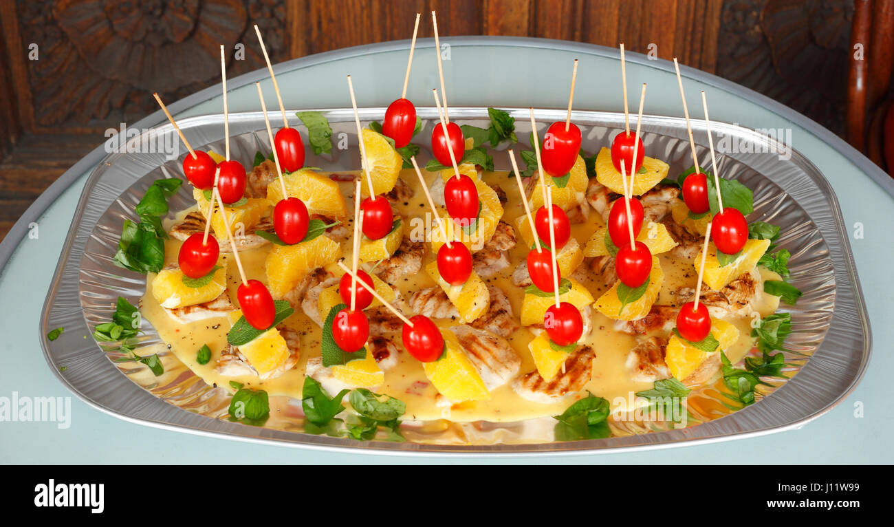 kleine Party-Spieße mit snacks Stockfotografie - Alamy