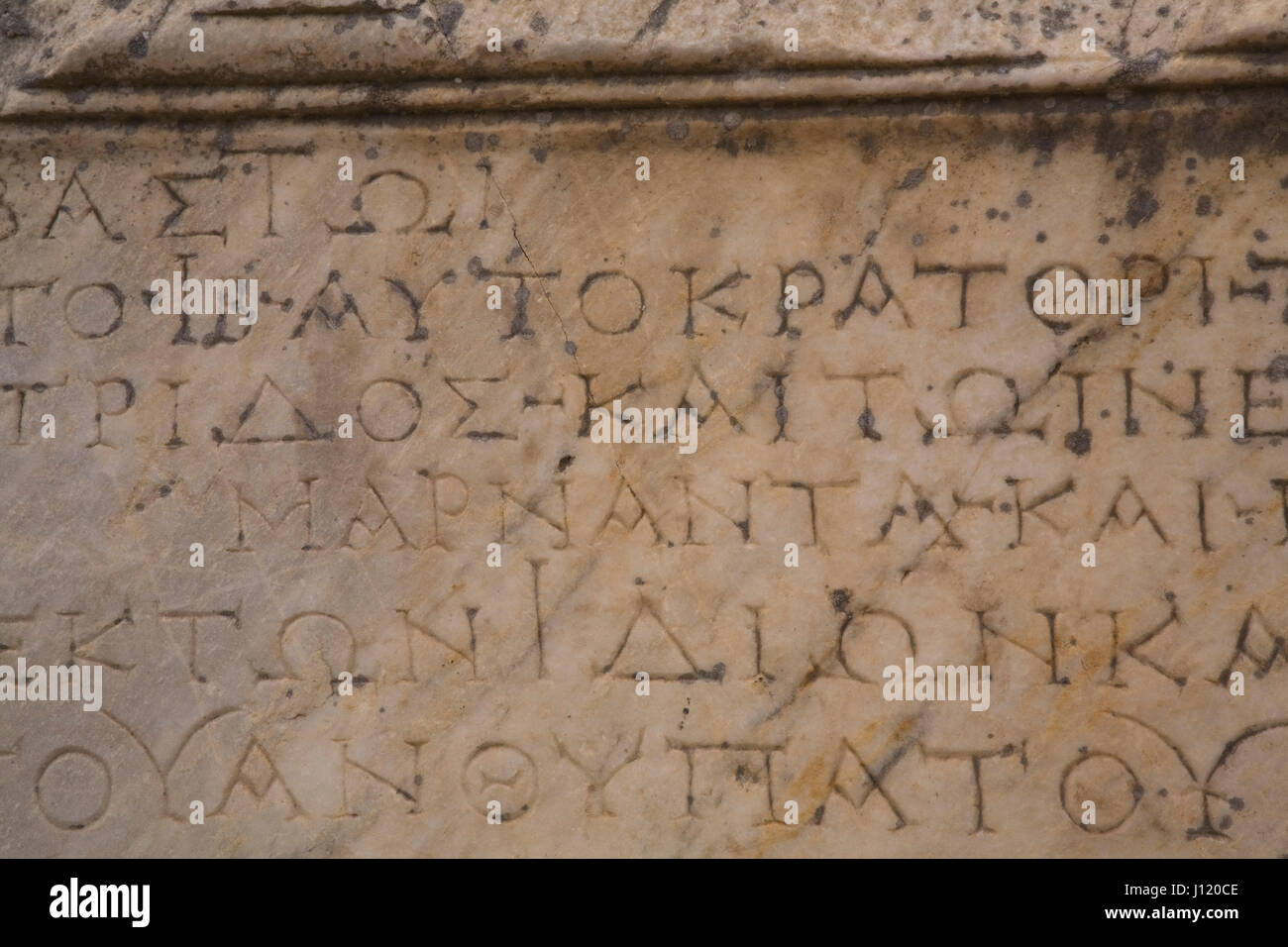 Griechische Inschrift auf einem Block aus Marmor in den antiken Ruinen ...