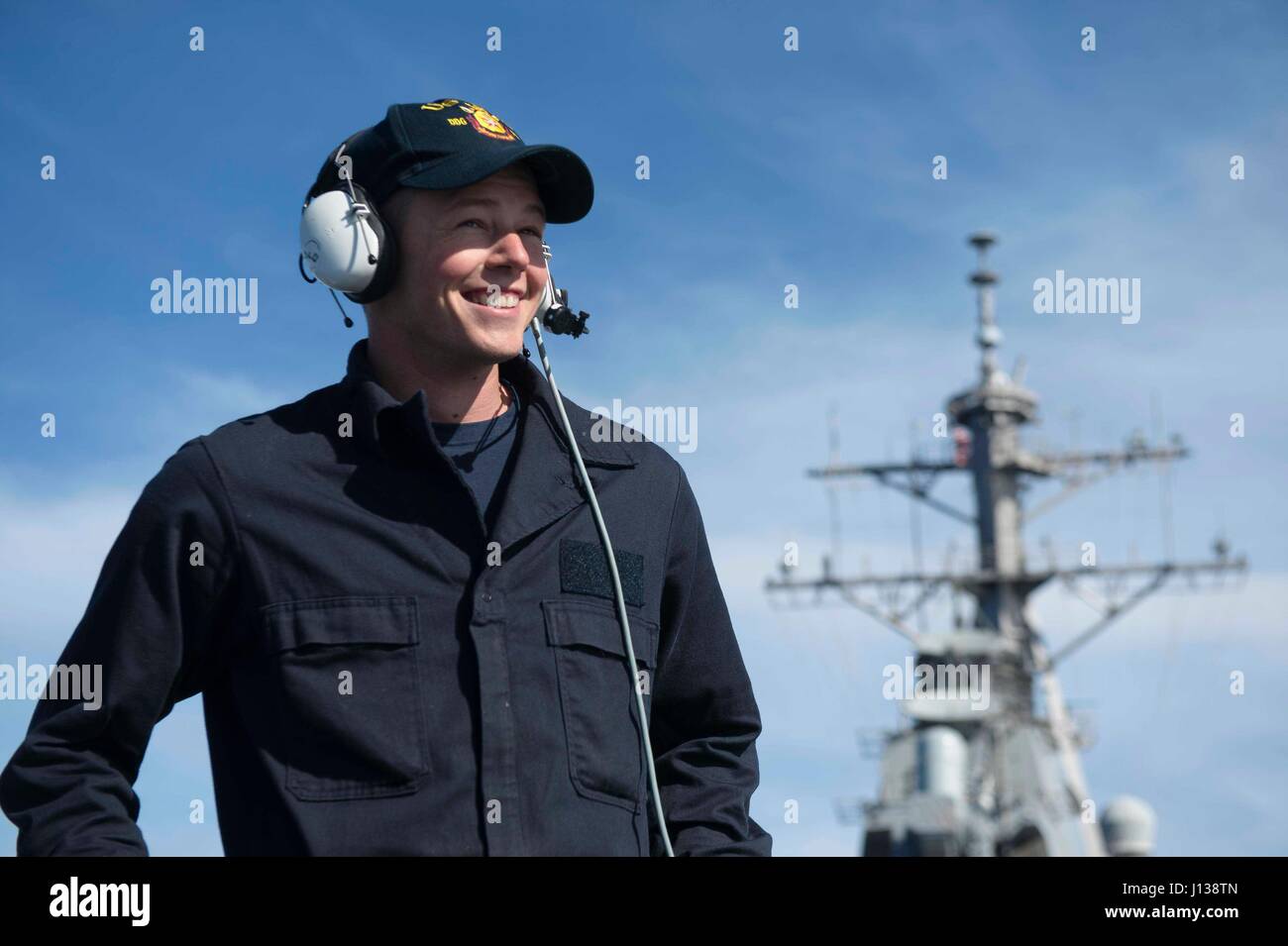 170409-N-FQ994-144 Mittelmeer (9. April 2017) Boatswain Mate Seemann ...