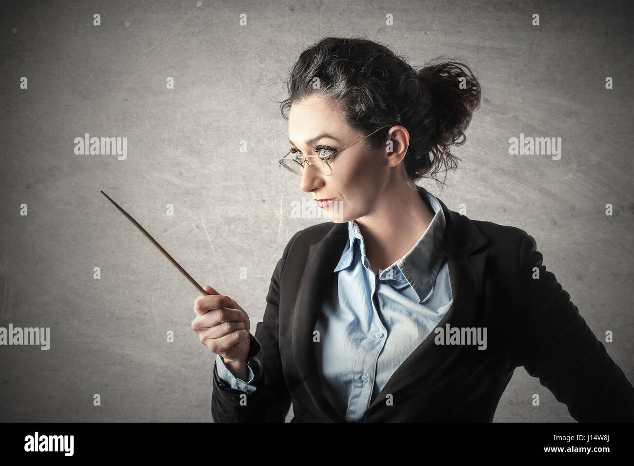 Strenge frau -Fotos und -Bildmaterial in hoher Auflösung – Alamy