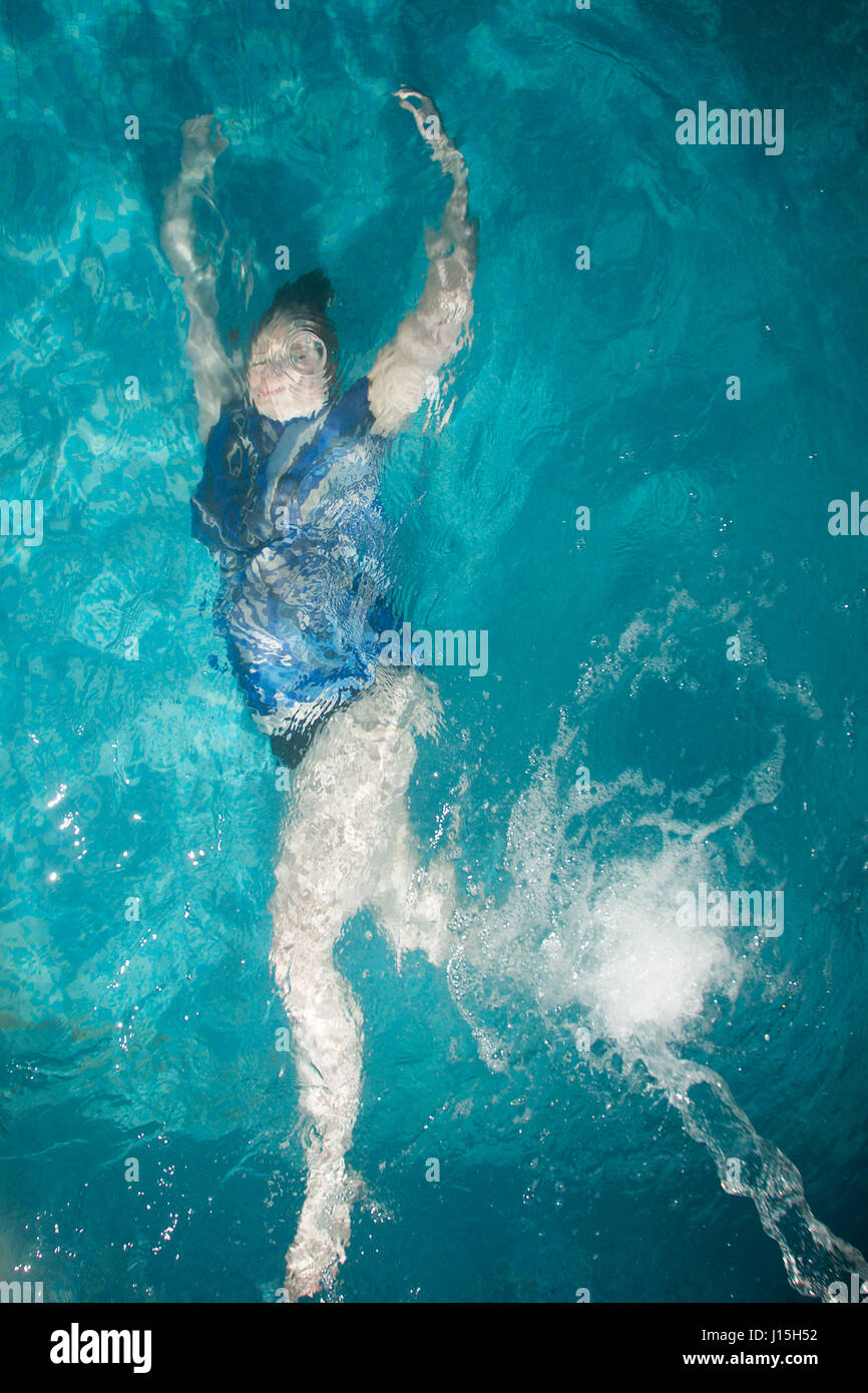 Clothed wet woman -Fotos und -Bildmaterial in hoher Auflösung - Seite 2 - Alamy