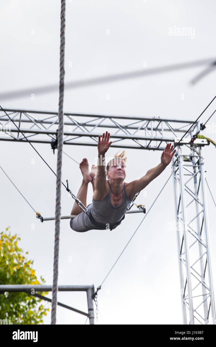 Trapeze swing -Fotos und -Bildmaterial in hoher Auflösung – Alamy