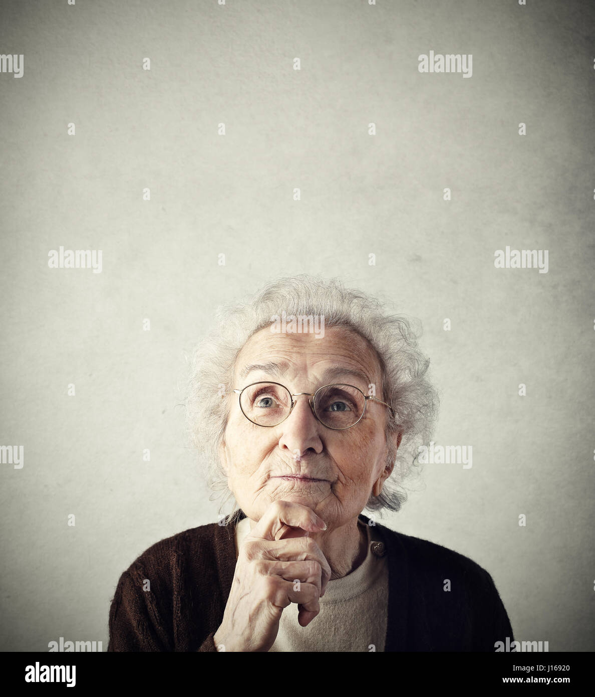 Alte dame lesen -Fotos und -Bildmaterial in hoher Auflösung – Alamy