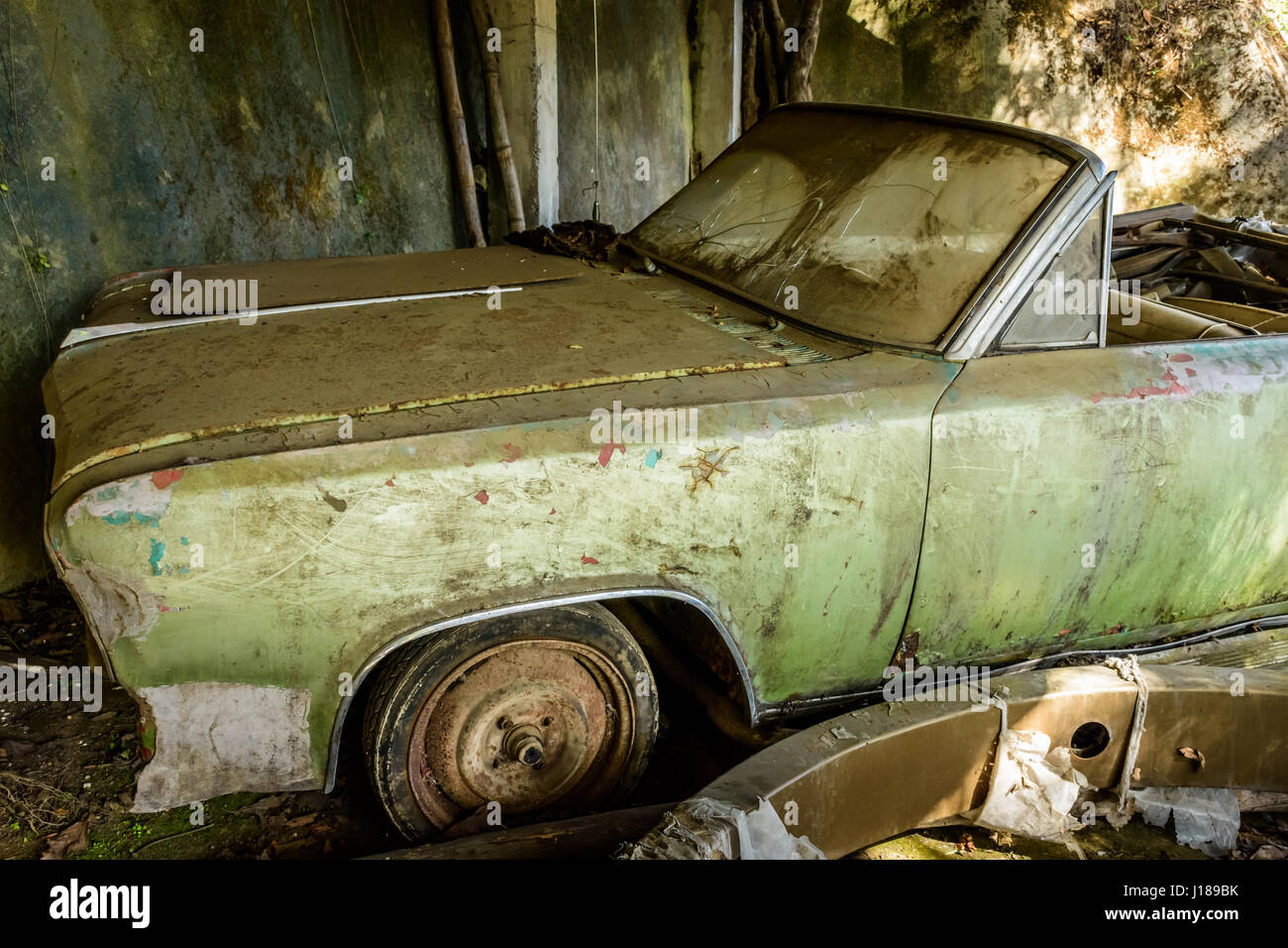 Altes offenes rostendes auto -Fotos und -Bildmaterial in hoher ...