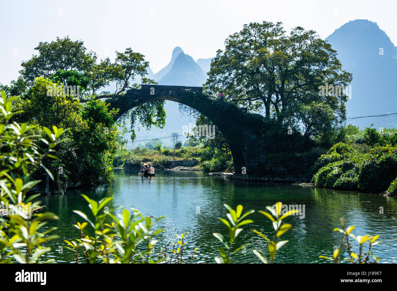 Yangshuo fluss yulong -Fotos und -Bildmaterial in hoher Auflösung – Alamy