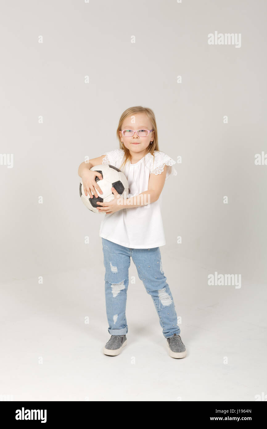 hübsche kleine blonde Mädchen mit Fußball Stockfotografie - Alamy