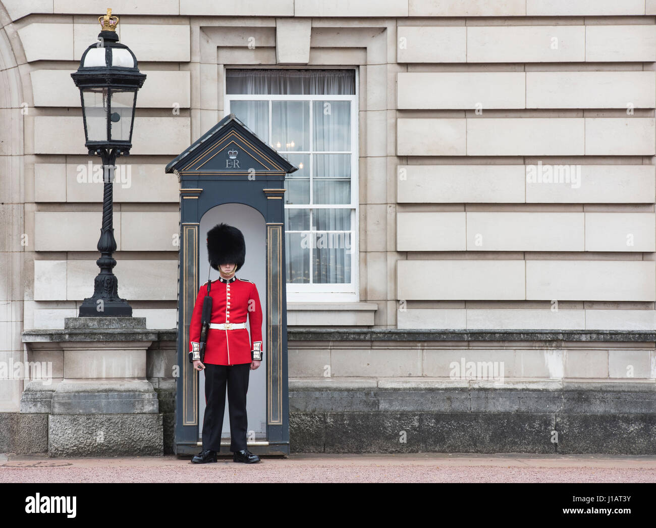 Coldstream Gardist auf Wache vor Buckingham Palast. London, England ...