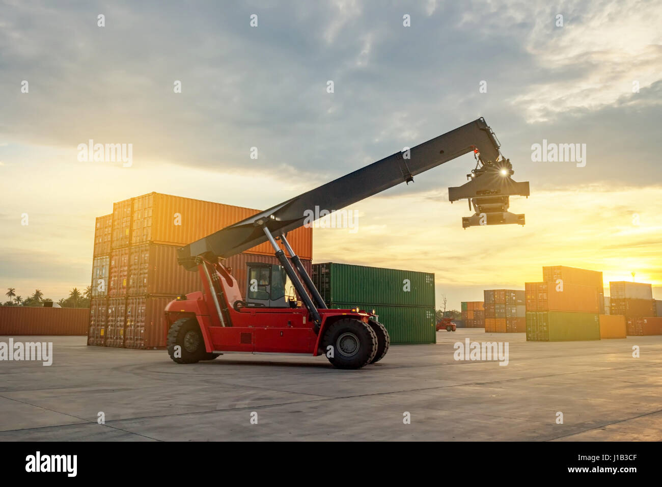 Verladung container schiff lkw -Fotos und -Bildmaterial in hoher ...