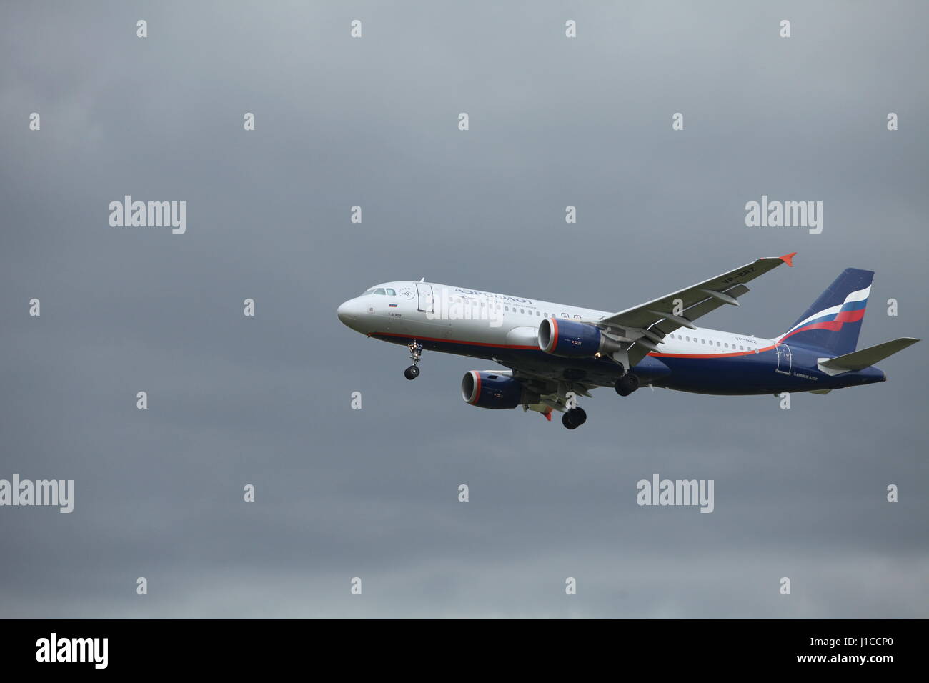 Passagierflugzeug airbus a320 Stockfotos und -bilder Kaufen - Alamy