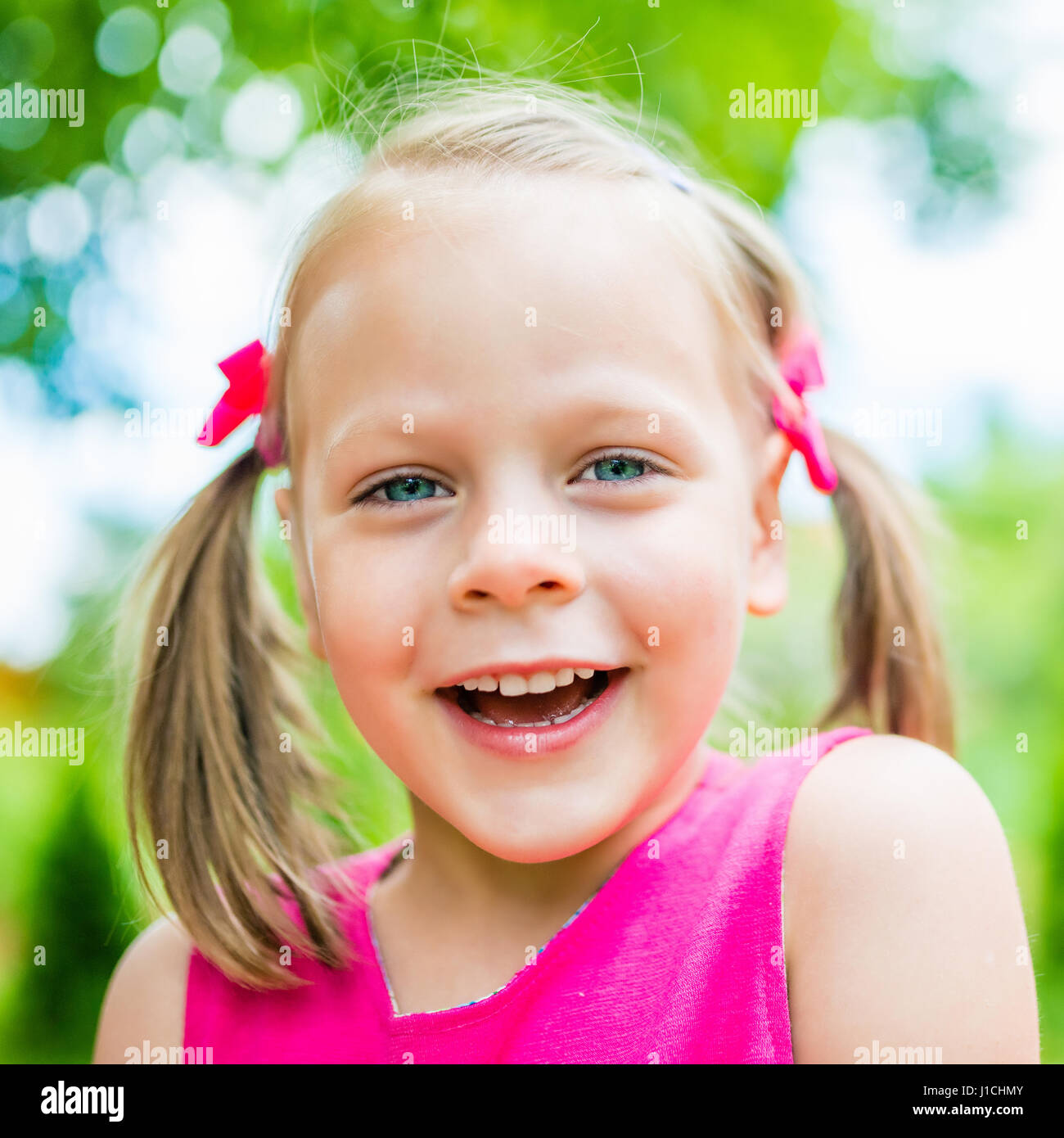 Lachendes mädchen kind mit zöpfen -Fotos und -Bildmaterial in hoher ...